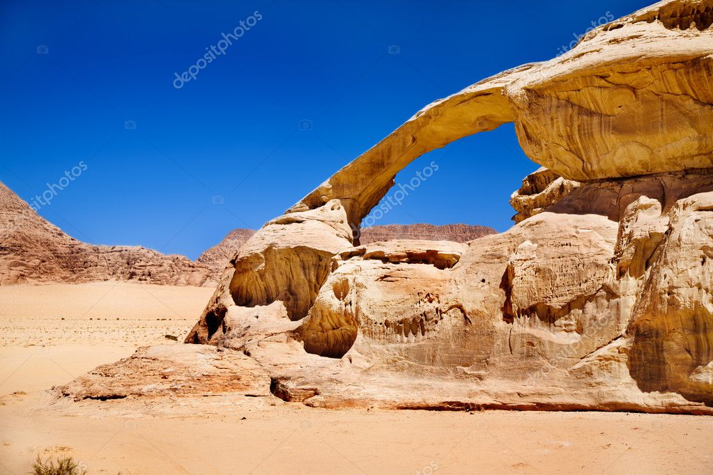 Rock bridge in Wadi Rum desert, Jordan — Stock Photo © Aivolie #4664164