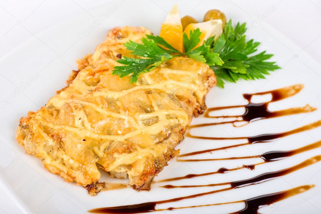 Filete de cerdo asado al horno con queso sobre blanco 2023