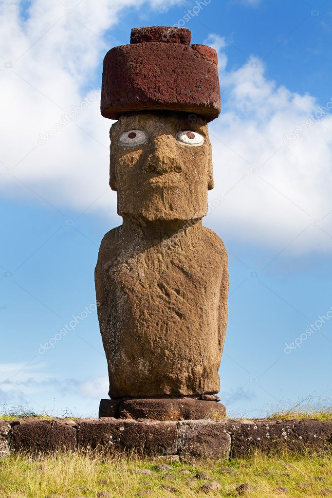 Moai en Isla de Pascua — Foto de stock © ivonnewierink #5309746