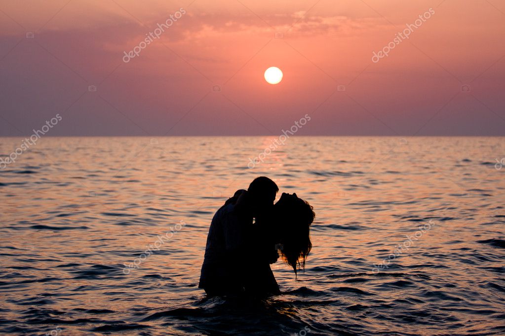 L'immagine di due innamorati al tramonto — Foto Stock © popovich-vl ...