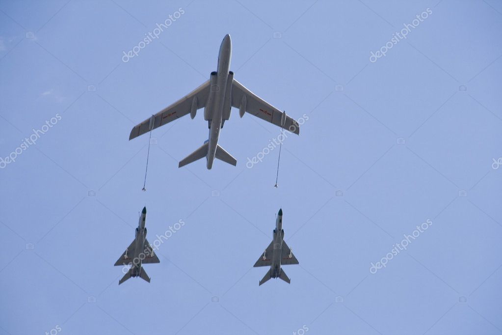 Un avi n de reabastecimiento y aviones de combate de la fuerza a rea china 2024