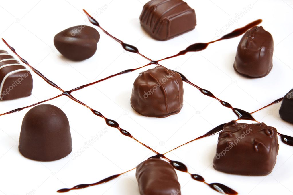 Diferentes formas de chocolates en un plato blanco. 2022