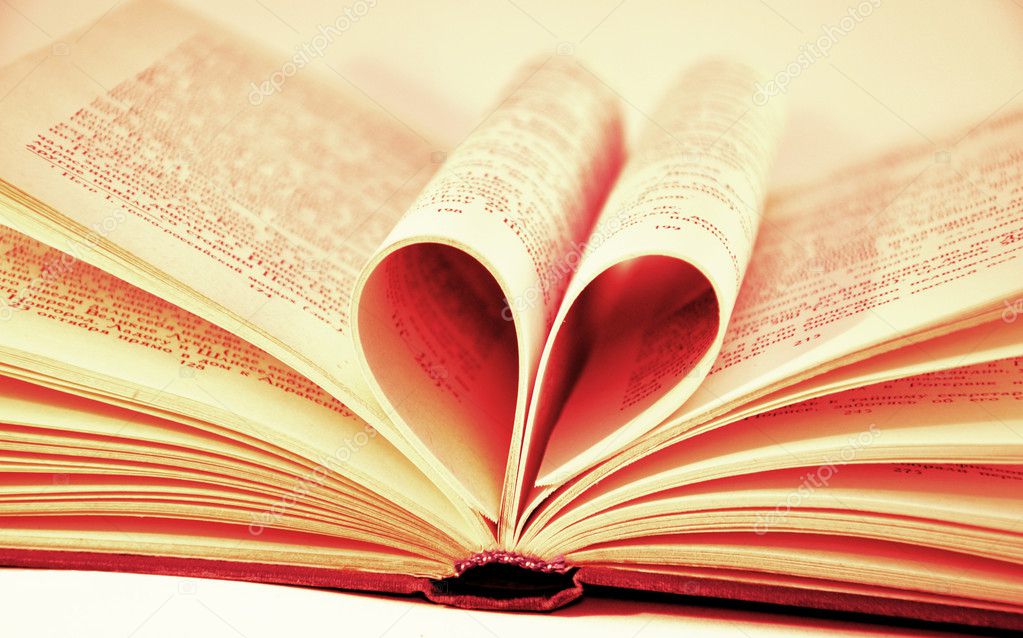 bladzijden van het boek in de vorm van een hart — Stockfoto © Cirera ...
