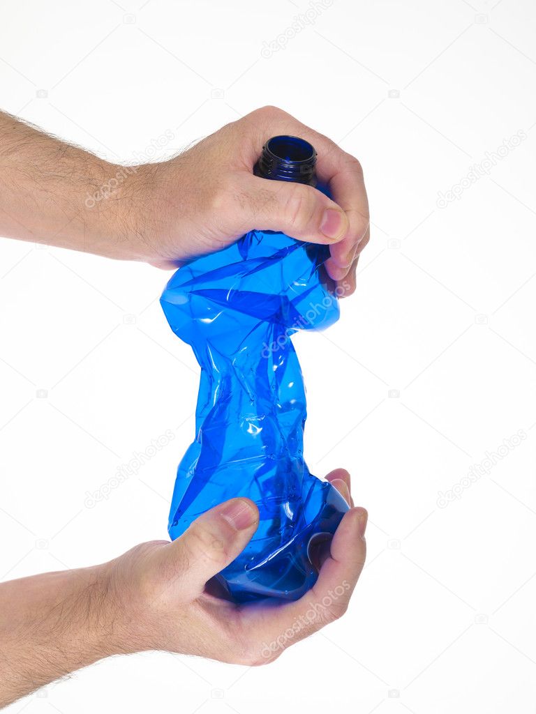 Manos que aplastar una botella de plástico — Foto de stock ...