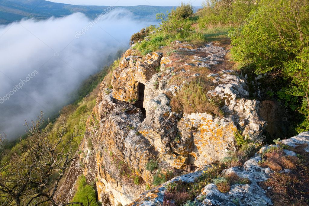 Vista nublada de la mañana desde la cima del antiguo asentamiento de ...